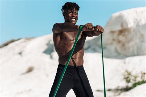 근육 질의 흑인 남자 탄성 밴드와 팔과 가슴을 운동 저항 테이프운동 운동 선수 야외 남자에 대한 스톡 사진 및 기타 이미지 남자 고무 근육 Istock