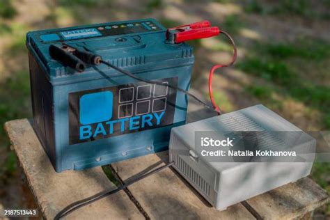 고정식 충전기로 자동차 배터리를 충전합니다 클램프는 배터리 단자에 연결됩니다 고용과 노동에 대한 스톡 사진 및 기타 이미지 고용과 노동 낮음 문제 Istock