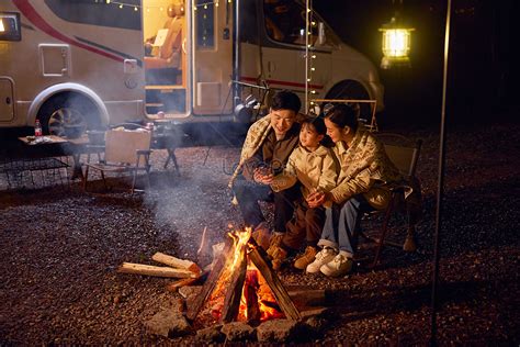 가족의 밤 캠핑 모닥불 사진 무료 다운로드 Lovepik