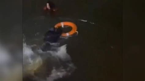 湖北咸宁一女子冬夜轻生跳河，民警纵身入水成功救起七环视频澎湃新闻 The Paper