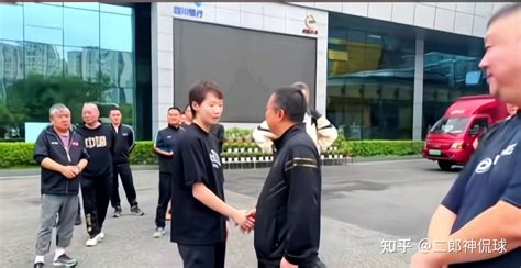 刘国梁跟王曼昱握手，对陈梦的大满贯之路，是一次很好的保障 知乎