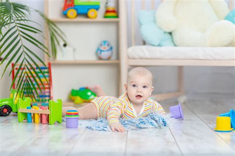 어린이 방에서 장난감 중 아기 소년 바닥에 놀고 귀여운 웃는 작은 아기 어린이 의 발달과 게임의 개념 1개월에 대한 스톡 사진