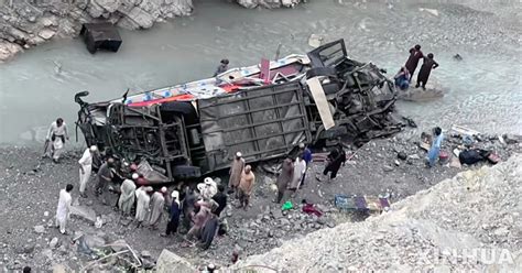 파키스탄 버스 협곡 추락 19명 사망