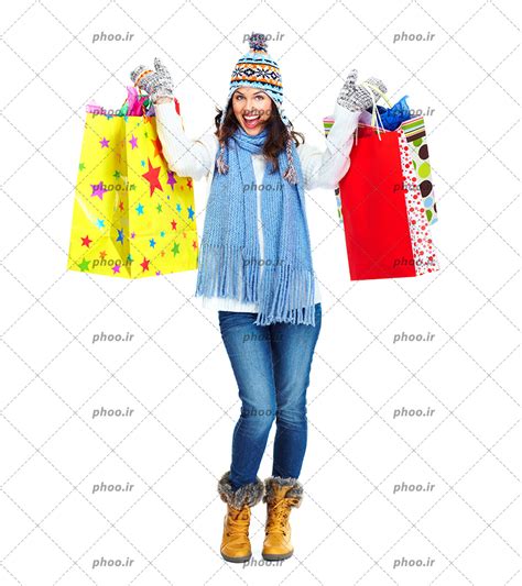 عکس با کیفیت خانم شاد با لباس گرم و کیسه های بزرگ خرید در دست عکس با کیفیت و تصاویر استوک حرفه ای