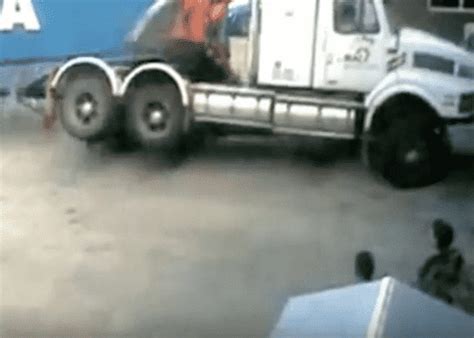 VIDEO How Not To Unload A Shipping Container From A Truck