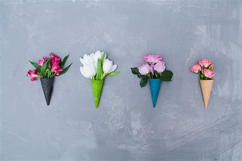 콘크리트 배경에 꽃과 멀티 컬러 아이스크림 콘 플랫 레이 상단 보기 0명에 대한 스톡 사진 및 기타 이미지 0명 개화기 공휴일 Istock