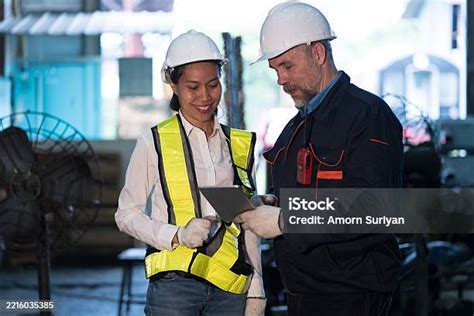엔지니어 공장 남성과 여성 엔지니어 작업 공장에서 논의 제조 검사 공장 운영 제어 2명에 대한 스톡 사진 및 기타 이미지 2