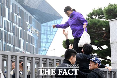 철문 위로 올라선 이태원 참사 유가족 Tf사진관 포토 기사 더팩트