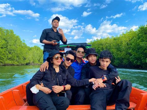 តិចច្រឡំពួកម៉ាក ឧកញ៉ា ព្រាប សុវត្ថិ កូនៗធំកម្លោះៗអស់ហើយ នៅតែសង្ហាមិនឲ្យចាញ់កូន Khmerload