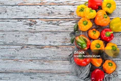 신선한 색깔된 파프리카입니다 최고의 볼 수 있습니다 에 흰색 나무 배경 텍스트에 대 한 여유 공간입니다 0명에 대한 스톡 사진 및 기타 이미지 Istock