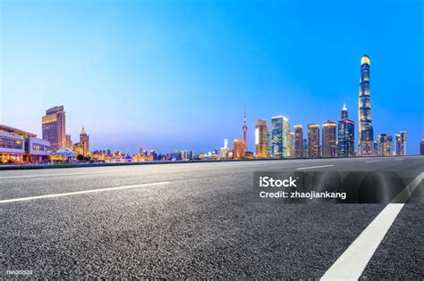 고속도로도로와 상하이의 현대 도시 건물의 스카이라인 0명에 대한 스톡 사진 및 기타 이미지 0명 거리 건물 외관 Istock