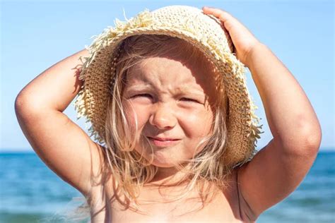 Дитяча Дівчина Купальнику Грається Піщаному Пляжі — Стокове фото © Surgay 563929902