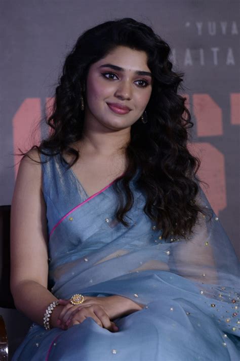 Kriti Shetty స్లీవ్ లెస్‌ బ్లౌజ్‌లో కృతిశెట్టి క్లీవేజ్ షోతో