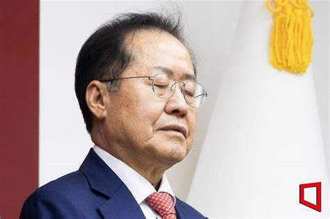 속옷까지 빨갛다던 홍준표 돌연 파란 넥타이 사진 올린 이유