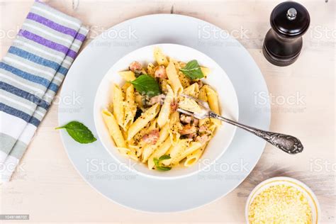 전통적인 이탈리아 요리pancetta 파 르 마 치즈와 바 질 접시 클로즈업 평면도에 펜 네 파스타 요리 건강한 생활방식에 대한