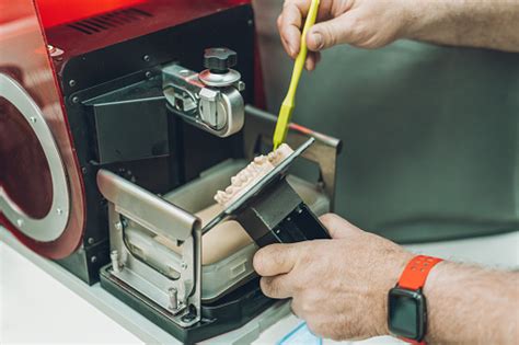 치과 실험실에서 3d 치과 프린터에서 수지의 과잉을 수집하는 남자의 손 건강관리와 의술에 대한 스톡 사진 및 기타 이미지 건강관리와 의술 과도 과학 Istock