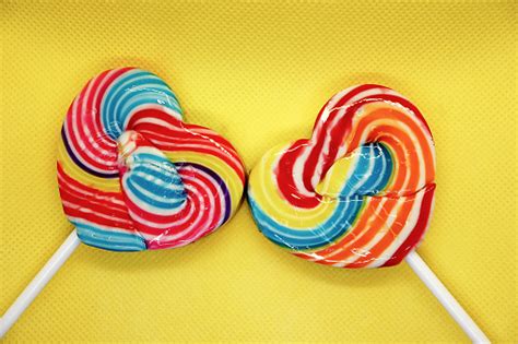 클로즈업 노란색 배경 화려한 트윈 하트 사탕 롤리팝 발렌타인 데이 또는 사랑의 개념입니다 0명에 대한 스톡 사진 및 기타 이미지 Istock