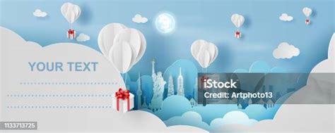 3d 종이 아트와 공기 푸른 하늘에 풍선 흰색 부동 및 선물 상자 공예 스타일 텍스트 공간 배경 벡터입니다 뉴욕 미국에서 휴가 세계 도시에 파노라마 여행 크리스마스