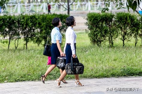 朝鲜街头穿高跟鞋的女性：亭亭玉立，身材尽显，时髦，摩登，自信 搜狐大视野 搜狐新闻