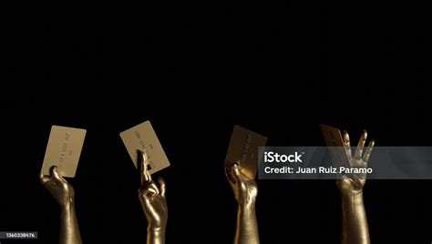 검은 색 고립 된 스튜디오 배경에 빈 플라스틱 신용 카드 또는 명함을 들고 여성의 손 은행 서비스 및 지인 개념 복사 공간 컷 아웃 낮은 키 3d 렌더링 신용 카드에 대한