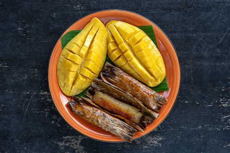 태국 스타일 디저트 야자수 잎에 바나나 끈끈한 쌀과 노란 망고 노란 망고와 찹쌀은 태국의 인기 있는 전통 음식입니다 근접 촬영 0명에 대한 스톡 사진 및 기타 이미지