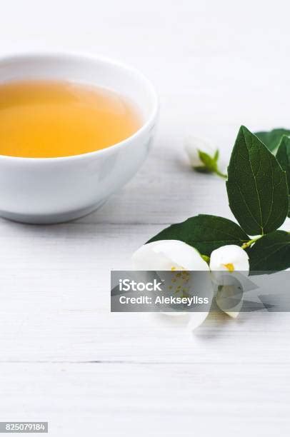 와 흰색 컵에 재 스민 그린 티입니다 텍스트 또는 디자인에 대 한 부정적인 공간 0명에 대한 스톡 사진 및 기타 이미지 0명 그릇 꽃 식물 Istock