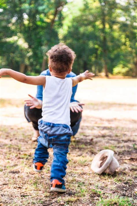 Madre E Hijo Que Se Ejecutan En Parque Foto De Archivo Imagen De