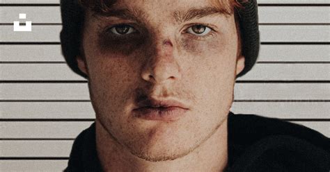 검은 니트 모자와 검은 까마귀를 입은 남자 사진 Unsplash의 무료 타 박상 이미지