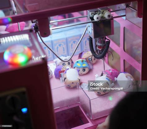 아이는 게임 아케이드에서 발톱 게임을 하고 손 발톱으로 인형을 줍습니다 Brand Name Video Game에 대한 스톡 사진 및 기타 이미지 Brand Name