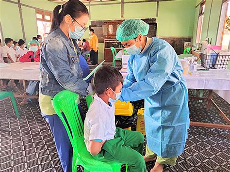 ကျောင်းသား ကျောင်းသူများအား ကိုဗစ် ၁၉ ရောဂါ ကာကွယ်ဆေးထပ်ဆောင်းထိုးန