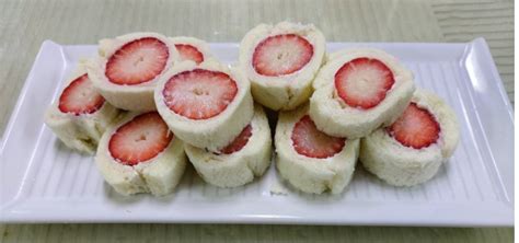 식빵 딸기 생크림 롤 케이크