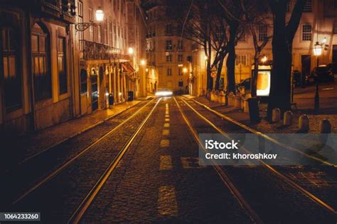 도시 야간 장면입니다 오래 된 유럽 조명된 거리 밤 리스본 포르투갈 0명에 대한 스톡 사진 및 기타 이미지 0명 고대의