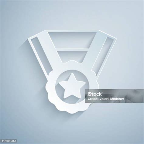 회색 배경에 격리 된 종이 컷 메달 아이콘 우승자 기호 종이 아트 스타일 벡터 1에 대한 스톡 벡터 아트 및 기타 이미지 1