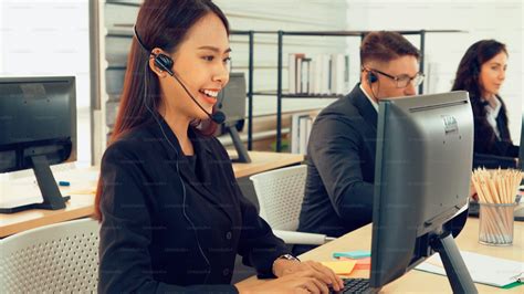 원격 고객 또는 동료를 지원하기 위해 사무실에서 일하는 헤드셋을 착용한 비즈니스 사람들 콜센터 텔레마케팅 고객 지원 상담원은 전화 화상 회의 서비스를 제공합니다 사진