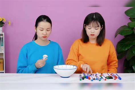 用笔写字能在水里游挑战勺子上画画放进水里，真能飘起来太神奇真能挑战勺子