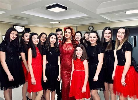 Нели Рангелова пее с деца от Монтана за Българската Коледа Хай Клуб