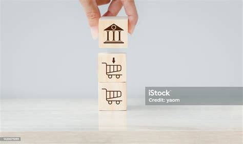 손으로 나무 큐브 블록을 넣고 아이콘 성장 그래프와 쇼핑 카트 기호 판매량 증가로 인해 사업이 성장합니다 가격에 대한 스톡 사진 및 기타 이미지 Istock