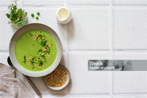 소나무 견과류와 참깨를 곁들인 녹색 완두콩 브로콜리 으깬 수프 그릇 브로콜리 크림수프에 대한 스톡 사진 및 기타 이미지 브로콜리 크림수프 거품 내기 건강한 생활방식
