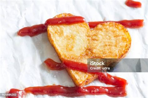 발렌타인 데이 추상적인 사랑 개념 마녀 감자 튀김 칩 심장 모양에 대 한 음식을 준비 프렌치 프라이에 대한 스톡 사진 및 기타 이미지 프렌치 프라이 하트 모양 감자