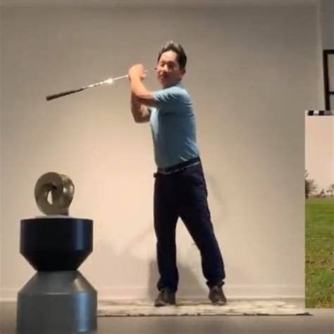 스윙에 비밀이 있을까 한때는 없다고 생각했지만 지금은 다르다 여기서 말하는 비밀은 만병통치약 같은 거다 뭐하나만 하면 마법처럼 잘 되는 그런 것 아래 동영상은