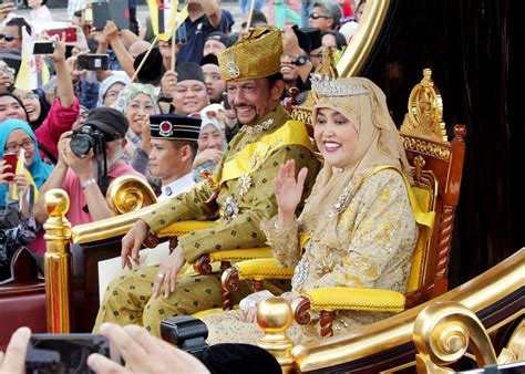 Sultan Haji Hassanal Bolkiah Hassanal Bolkiah Wikipedia See More Ideas About Sultan Art