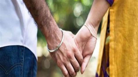 Sensational Story Of Love Sex Deception Cheating 4 Lakhs Lover Left Girlfriend In Hotel And Fled