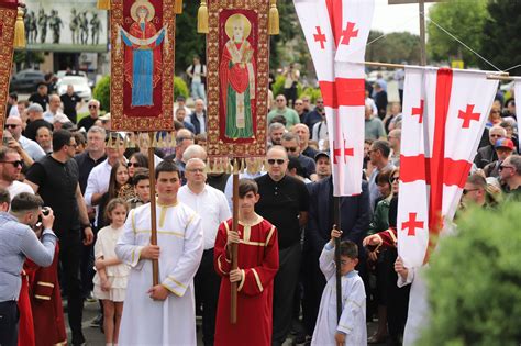 ირაკლი სრულიად საქართველოს ზუგდიდიდან გილოცავთ ოჯახის სიწმინდისა და მშობლების პატივისცემის