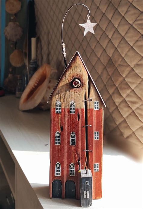 Декоративный домик из старой амбарной доски