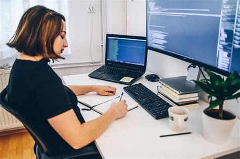 집에서 데스크톱 컴퓨터에서 코드를 배우는 소녀 스톡 사진 Stem 주제에 대한 스톡 사진 및 기타 이미지 Stem 주제 가정의 방 개발 Istock