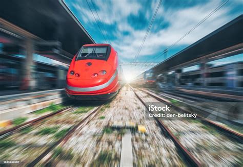 해질녘 기차역에서 운행 중인 고속 열차 빠른 빨간색 현대 도시 간 열차와 흐릿한 배경 철도 플랫폼 이탈리아의 철도 광고 방송 여객 철도 운송 0명에 대한 스톡 사진 및 기타