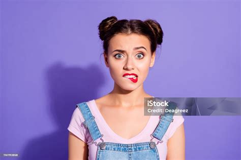 클로즈업 사진 아름 다운 놀라운 그녀는 그녀의 여자 두 머리 롤빵 물린 입술 Oh 아니오 미안 유죄 절망 표현 캐주얼 T 셔츠 청바지 데님 바지 옷 고립 된 보라색 보라색