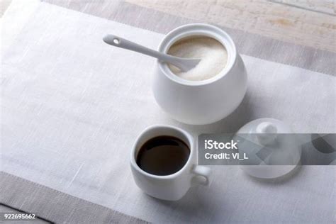 뜨거운 커피에 스 프레소 커피 콩 우유의 용기와 흰색 배경 복사 공간에 설탕 그릇의 컵 커피 개념입니다 0명에 대한 스톡 사진 및 기타 이미지 Istock