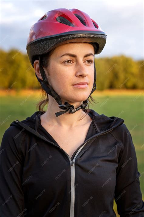 Close Up De Uma Mulher Ciclista Ao Ar Livre Foto Grátis