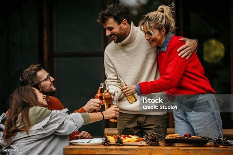 친구들은 건배를 하며 잔을 부딪치며 자연의 화려함에 둘러싸여 삶의 소박한 기쁨을 축하합니다 20 24세에 대한 스톡 사진 및 기타 이미지 20 24세 25 29세